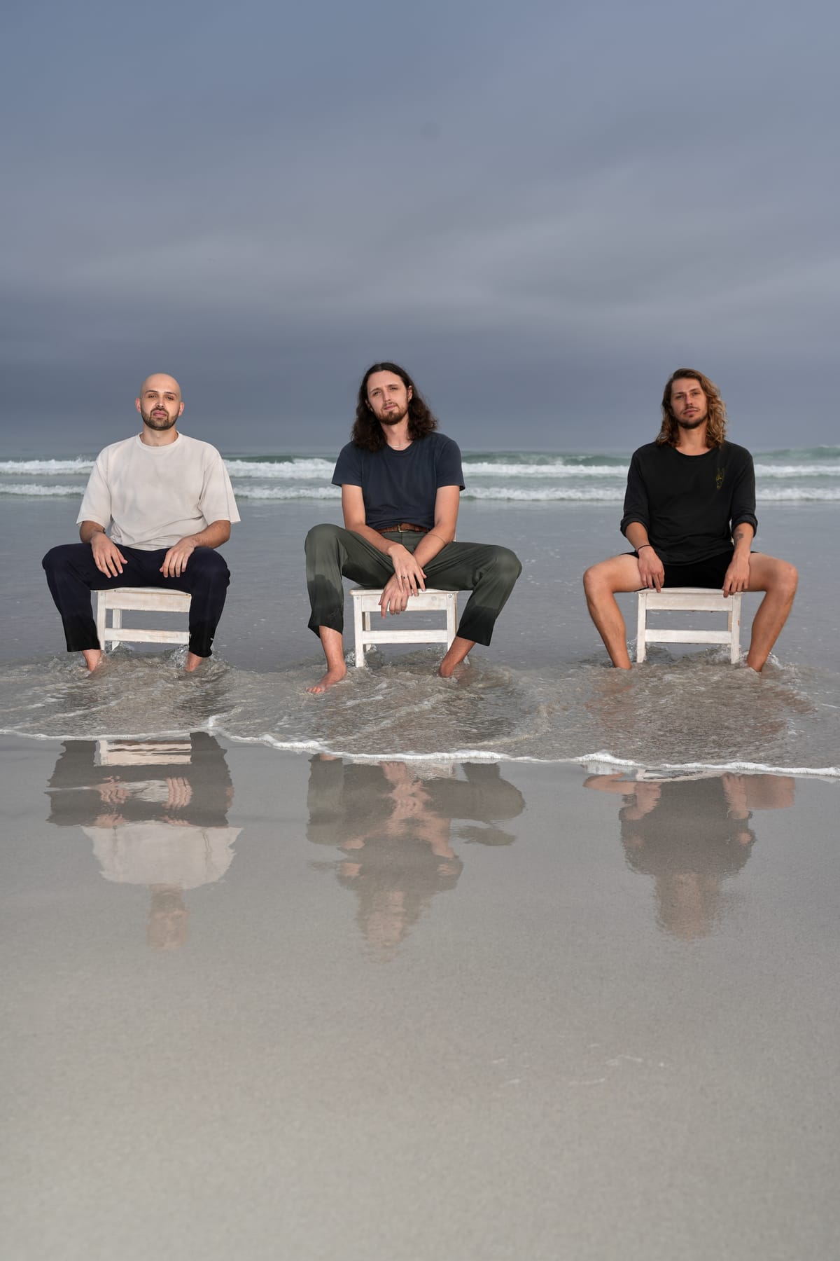 Jonathan Stephen Simons premieres warm single „Wayward Water“